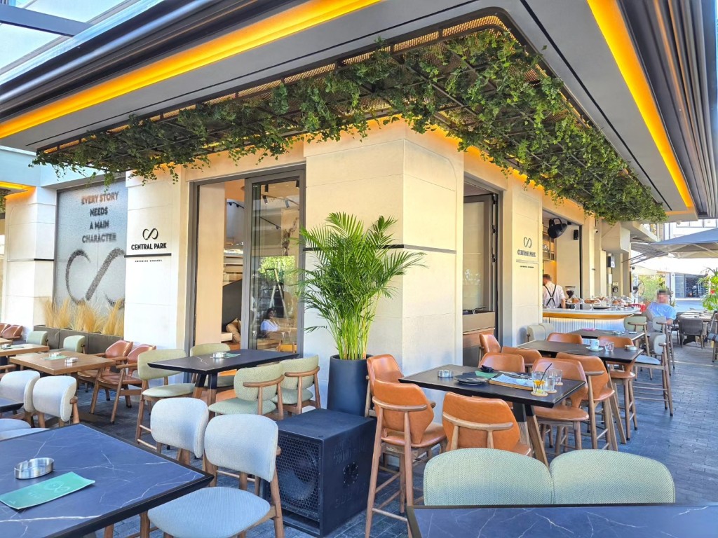 CENTRAL PARK ALL DAY CAFE RESTAURANT | POULAKAKIS ARTIFICIAL FLOWERS
