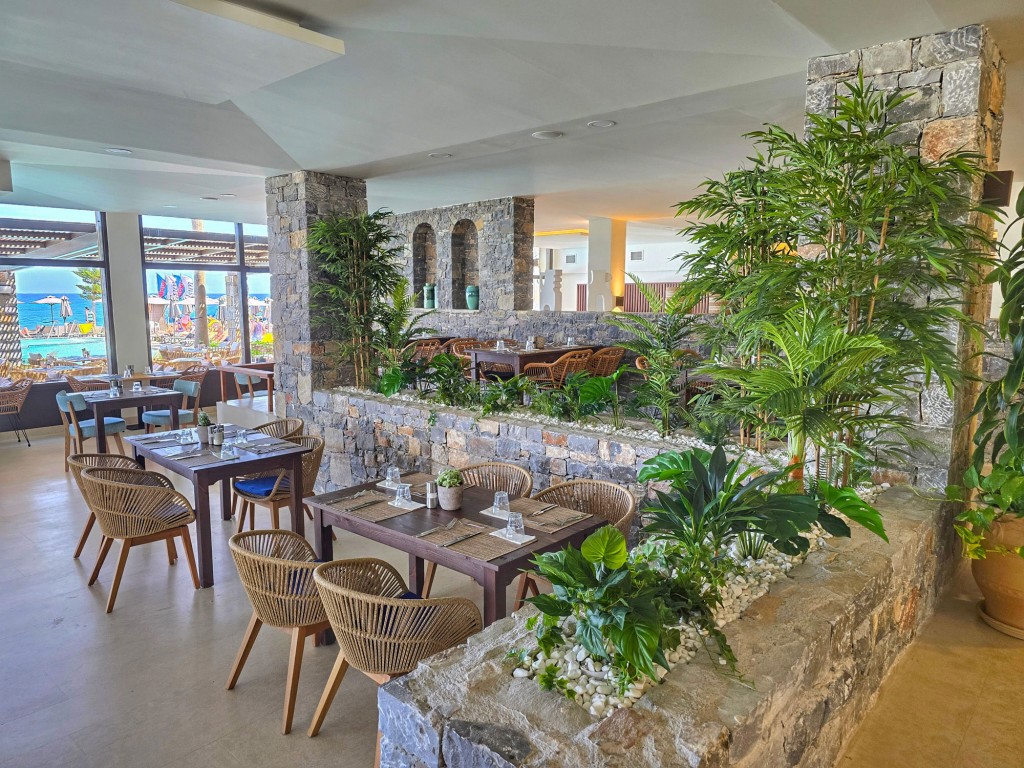 MALIA BEACH HOTEL | POULAKAKIS ARTIFICIAL FLOWERS