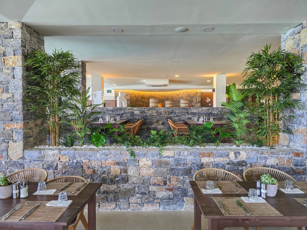 MALIA BEACH HOTEL | ΠΟΥΛΑΚΑΚΗΣ ΤΕΧΝΗΤΑ ΑΝΘΗ