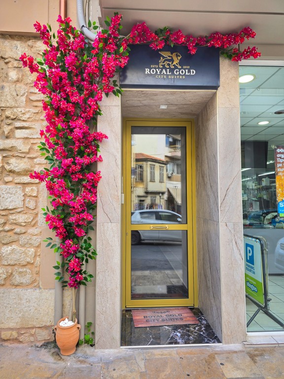 ROYAL GOLD CITY SUITES | ΠΟΥΛΑΚΑΚΗΣ ΤΕΧΝΗΤΑ ΑΝΘΗ